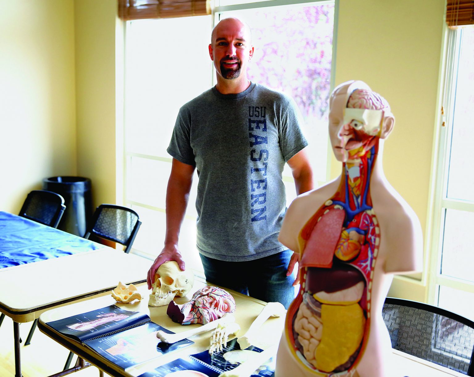 Chappell receives outstanding faculty of the year award – USU Eastern Eagle