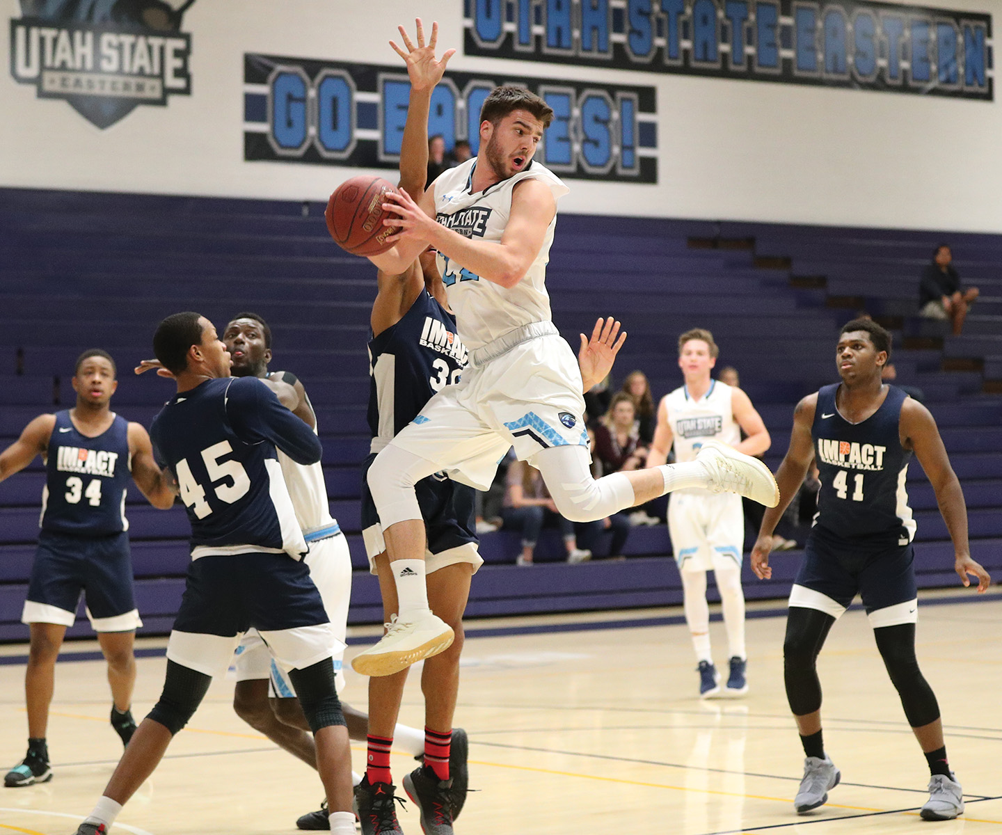 Basketball 5-2 in preseason – USU Eastern Eagle