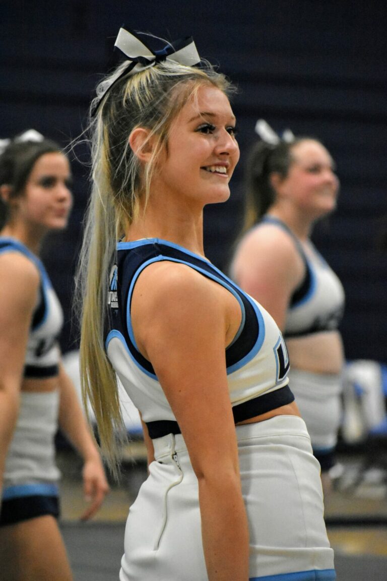 Cheer hosts showcase – USU Eastern Eagle